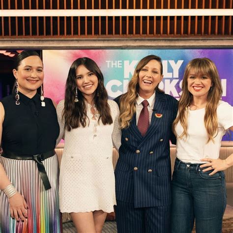 Kelly Clarkson Wows In The Most Tiny Skinny Jeans As She Starts Her