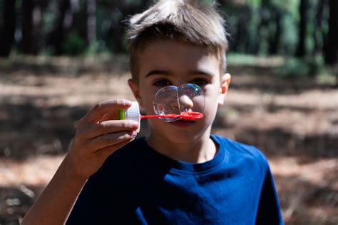 하위 게임하기 비누로 비눗방울 6 7 살에 대한 스톡 사진 및 기타 이미지 6 7 살 귀여운 기포 Istock