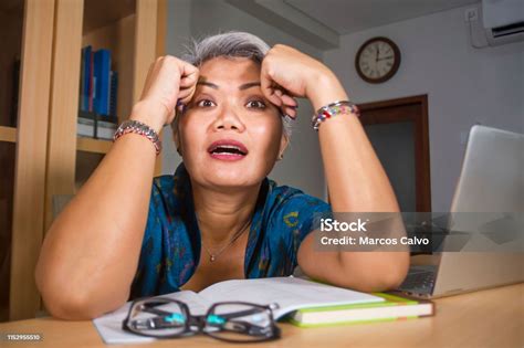 사무실 생활의 초상화 슬픈과 우울 중간 세 매력적인 아시아 여자 노트북 컴퓨터 책상에서 작업 스트레스와 피곤 느낌과 무기력 보고 불행 하 고 소진 걱정하는에 대한 스톡 사진