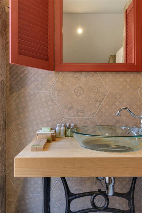 가라앉다 거울 반사 고급 욕실 고요한 공간 니켈 마감 디자이너 수도꼭지 미니멀리스트 반사면 배관 설비 벽 패턴 선박 싱크대 세라믹 타일 세면 용품