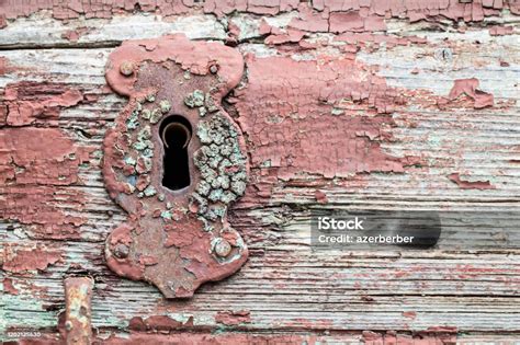 오래 된 빨간 페인트 녹슨 빈티지 문 열쇠 구멍 또는 잠금 구멍 0명에 대한 스톡 사진 및 기타 이미지 0명 강철 개념 Istock