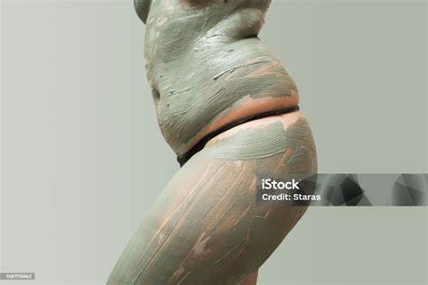 진흙 스파 절차 화장품 클레이 바디 마스크 안티 셀룰라이트 스킨케어 개념을 적용하는 여성 보디 마스크에 대한 스톡 사진 및 기타 이미지 Istock