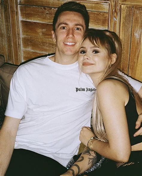 The Long Anticipated Picture With Simon Is Here 🤴👸 Scrolller