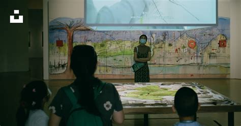 프로젝션 스크린 앞에 서 있는 여자 사진 Unsplash의 무료 필름 이미지