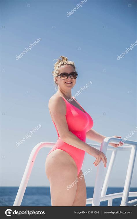 Beautiful Blonde Big Breasts Pink Swimsuit Sunbathing Yacht — Stock