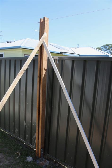 How To Build A Trellis Fence Diy For Knuckleheads Building A Trellis Trellis Fence Diy