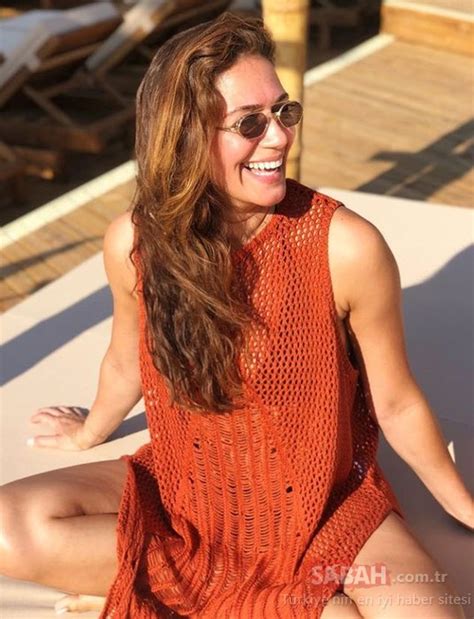 Oyuncu Özge Borak Kırmızı Bikinisiyle özlem Giderdi Özge Borak Farzet