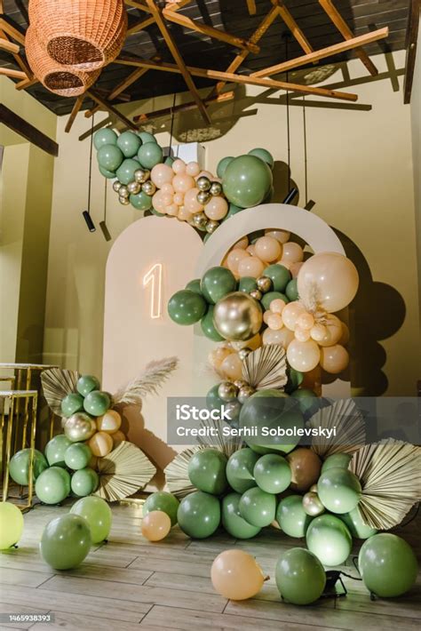 아치 장식 녹색 갈색 풍선 네온 번호 1 큰 종이 장식 나뭇잎 배경 사진 벽에 1 살짜리 소녀 또는 소년을위한 생일 파티 어린이 포토존 생일 파티에서 리셉션 단일 객체에