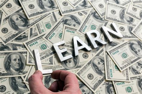 손은 단어를 적립 에 편지 L을 넣어 우리에게 돈 배경에 누워 알루미늄 문자로 만든 개념 통화에 대한 스톡 사진 및 기타 이미지 Istock