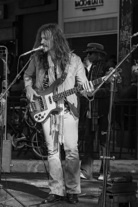 가수 거리 공연가 거리 예술 거리 음악 공개 이벤트 공공의 군중 기타리스트 긴 머리 남자 도시의 라이브 공연 라이브 음악 록 음악 마이크로폰 모자