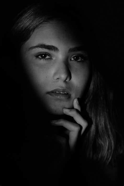 有关个人 人类情感 低调 優美 優雅 内省 冥想 创意肖像 剪影 双手放在脸上 哀思 喜怒無常 女人 女性 女性肖像 孤獨 对比光 工作室 強度 情感