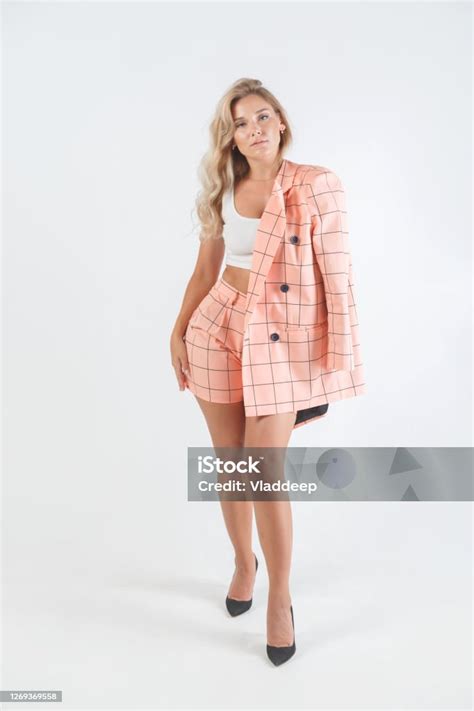 반바지와 재킷 복숭아 색상 흰색 상단에 전체 길이 초상화 젊은 금발 여성 정장 모습 스튜디오 샷 25 29세에 대한 스톡 사진 및 기타 이미지 Istock