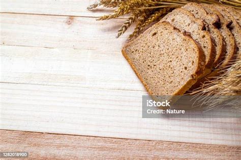 맛있는 빵 나무 질감 배경에 밀 곡물 귀 또는 스파이크 식물 소박한 전통 빵의 신선한 덩어리 거친 빵과 부스러기가있는 호밀 빵집 수제 베이킹 갈색에 대한 스톡 사진 및 기타