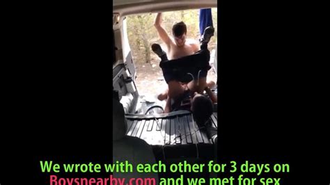 밴에서 섹스하는 발정난 커플 xHamster