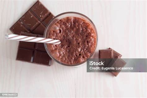 초콜릿 커피 우유 바나나 쉐이크 나무 배경 민트의 스무디 밀크 쉐이크입니다 단백질 다이어트입니다 건강 한 음식과 음료 개념입니다 0명에 대한 스톡 사진 및 기타 이미지