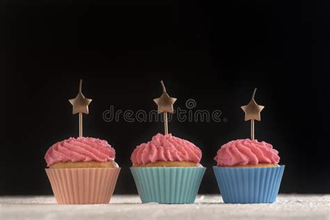 Tres Quequitos Con Helado De Mantequilla Rosa Congelados Con Velas En Forma De Estrella Sobre