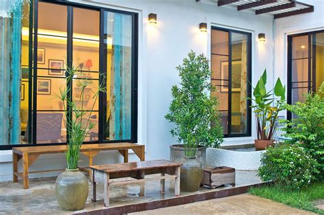 มุมนั่งเล่นหน้าบ้าน พร้อมสวนเล็กๆ