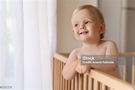 복사 공간을 바라 보는 펜시브 얼굴을 가진 침대에서 귀여운 아기 소년의 집 초상화 사색에 대한 스톡 사진 및 기타 이미지