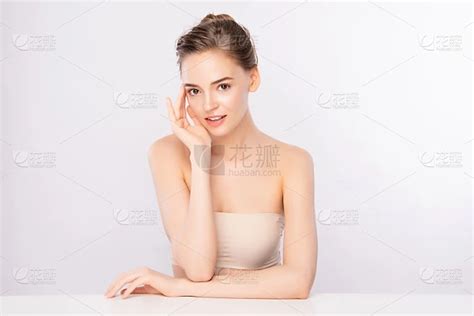美丽的年轻女子触摸她的干净的脸与新鲜健康的皮肤隔离在白色的背景美容化妆品和面部治疗的概念素材 花瓣网