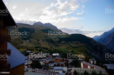 여름철 스키 스테이션 레 두 알프스와 알프스 산맥봉우리 이세레 프랑스 전망 0명에 대한 스톡 사진 및 기타 이미지 0명