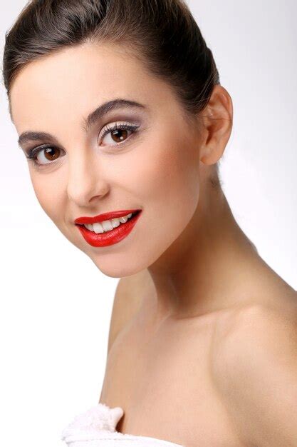 Belle Fille Avec Une Peau Parfaite Et Rouge L Vres Photo Gratuite