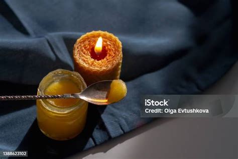 벌집 모양의 왁스 촛불과 파란색 천에 꿀이있는 숟가락이있는 유리 항아리에 천연 꿀벌 노란색 꿀 0명에 대한 스톡 사진 및 기타 이미지 Istock