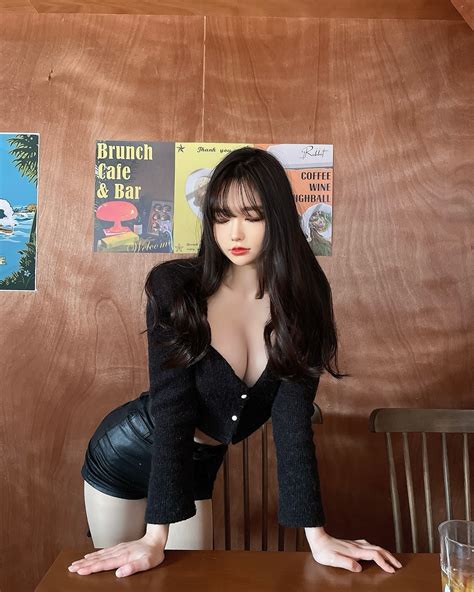 On 다들 이번주도 화이팅 난 발을 왜 잡고 있는지 아는 사람 일단 난 몰라🤭 수학쌤 카페투어 홍대 둔산동 카페