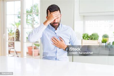 잘 생긴 히스패닉 사업가 질병과 발열 독감과 감기 바이러스 아픈 이마를 만지고 가정 생활에 대한 스톡 사진 및 기타 이미지 가정 생활 감기와 독감 건강관리와 의술