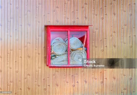 네 개의 소방 호스 파이프가 빨간색 비상 캐비닛 상자에 굴러 올라가는 것을 묘사 한 일본 소방 장비 0명에 대한 스톡 사진 및 기타 이미지 Istock