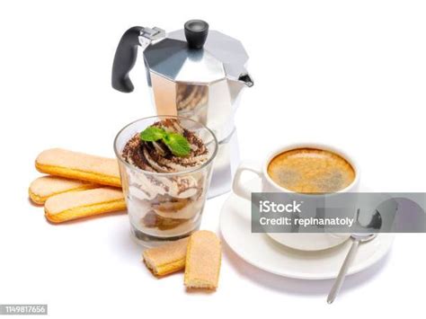 클리핑 패스와 흰색 배경에 고립 된 커피 한잔과 컵에 블루베리와 클래식 티라미수 디저트 레스토랑에 대한 스톡 사진 및 기타 이미지 레스토랑 로맨스 마스카포네 치즈