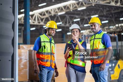 창고에서 일하는 현장 작업자가 작업에 대해 이야기하고 창고 작업자 팀이 컨테이너 상자를 확인하고 공장 창고에서 재고를 조사하는 작업자 팀 경영자에 대한 스톡 사진 및 기타