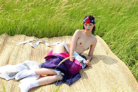 Sing Lin Naked In The Field JL Korean Girl Undresses Porn Pic