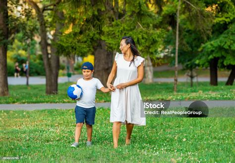 Imagen De Familia Madre E Hijo Jugando A La Pelota En El Parque Foto De