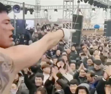 【閲覧注意】とんでもない野外フェス、中国で開催される裸の女を観客の前で ポッカキットポッカキット