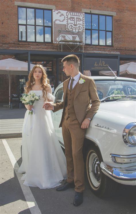 꽃 꽃다발을 들고 서있는 신랑과 다리 · 무료 스톡 사진