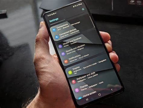 기술 설정 손 손 인간의 손 스마트폰 이식성 잡고 있는 터치스크린 폰 확대에 관한 무료 스톡 사진