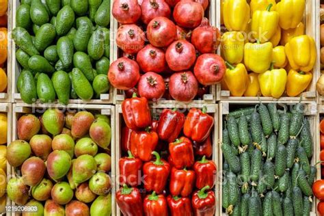 서랍에 다른 야채와 카운터는 아름답고 균등 하게 위에서 배치 당근 감자 오이 피망 양파 토마토 가격에 대한 스톡 사진 및 기타 이미지 Istock