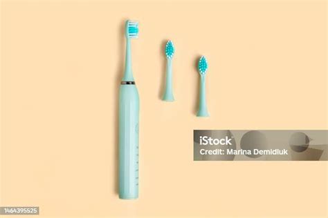 전동 칫솔 평면도 플랫 레이 복사 공간 베이지색 파스텔 스튜디오 배경에 치과 치료 용품 구강 위생 잇몸 건강 건강한 치아 현대 치과 초음파 진동 칫솔 치과 장비에 대한 스톡
