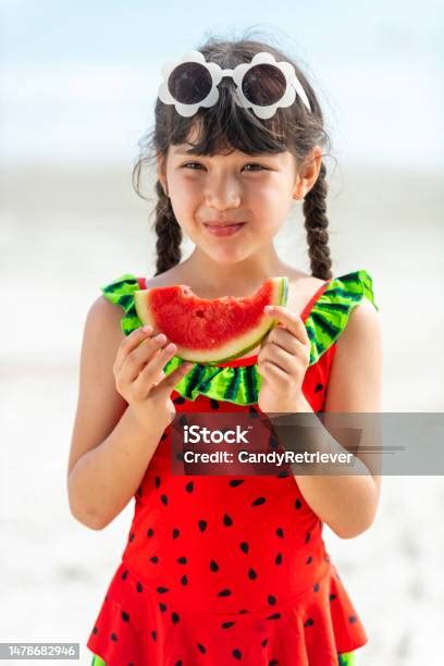 화창한 날에 열대 해변에서 수박을 먹는 어린 아시아 소녀 6 7 살에 대한 스톡 사진 및 기타 이미지 6 7 살 과일 관광 Istock