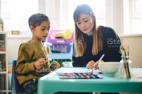 창의적 학습 및 청소년을 위한 교실에서 교사와 어린이와 함께 그림 교육 및 예술 그림 영감 및 삽화 수업을 위해 여성과 어린 소년과 함께 가르치고 취미 및 그림을 그리기