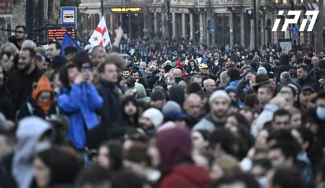 „არა რუსულ კანონს “ ამ ლოზუნგით პარლამენტთან აქცია მიმდინარეობს