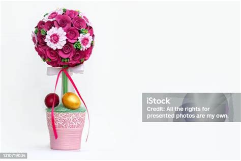 밴드와 활 황금색과 빨간색 으로 칠해진 달걀로 장식된 분홍색 냄비에 밝은 꽃다발을 곁들인 부활절 구성 0명에 대한 스톡 사진 및 기타 이미지 Istock
