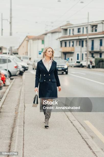 다크 블루 자 켓 드레스 길을 걷고 모델을 입고 아름 다운 여자의 야외 초상화 가방에 대한 스톡 사진 및 기타 이미지 가방 거리 곱슬 머리 Istock