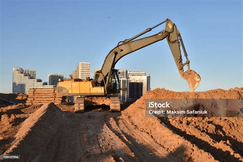 건설 현장에서 토목 공사에 굴삭기 기초 공사 및 도로 건설에 백호 0명에 대한 스톡 사진 및 기타 이미지 0명 개발 건설