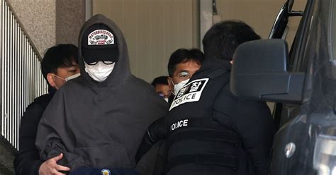 서부지법 난입 소화기로 유리창 깬 녹색 점퍼 남성 구속 기로