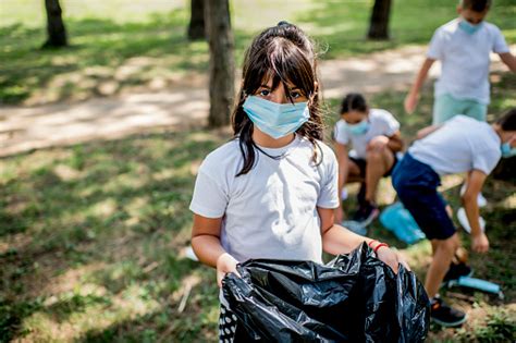 공립 공원을 청소하는 동안 함께 쓰레기를 줍는 학교 아이들 8 9 살에 대한 스톡 사진 및 기타 이미지 8 9 살