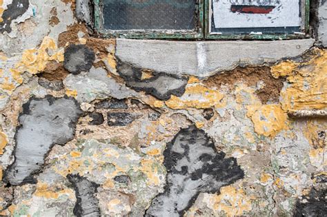 오래 된 거친 콘크리트 박격포 금형 벗 겨 페인트 명소와 회색 벽돌의 갈라진된 벽 Costructed 수평 이미지 인테리어 디자인 배경 벽지에 적합 템플릿 텍스트에 대 한