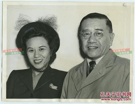 1941年中华民国驻巴西全权外交公使谭绍华从在上任过程中，与女儿一起抵达美国纽约时合影老照片，他们从重庆出发前往巴西。20 3x15 5 未知 孔夫子旧书网