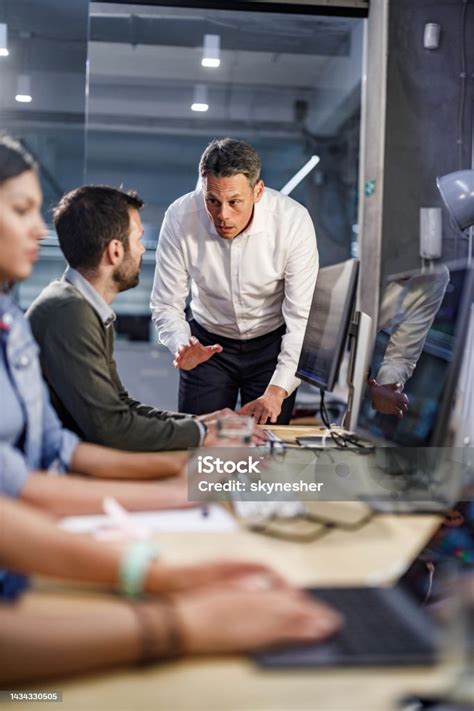 Ceo는 사무실에서 컴퓨터 언어를 코딩하는 동료를 지원합니다 컴퓨터 프로그래머에 대한 스톡 사진 및 기타 이미지 컴퓨터 프로그래머 캔디드 비즈니스 Istock