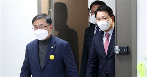 킥오프 미팅 참석하는 성일종 김성환